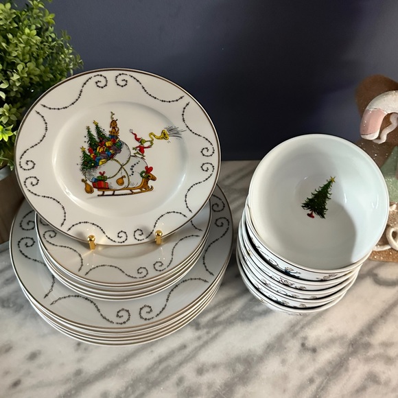 Dr. Seuss | Dining | The Grinch Dinnerware Set | Poshmark